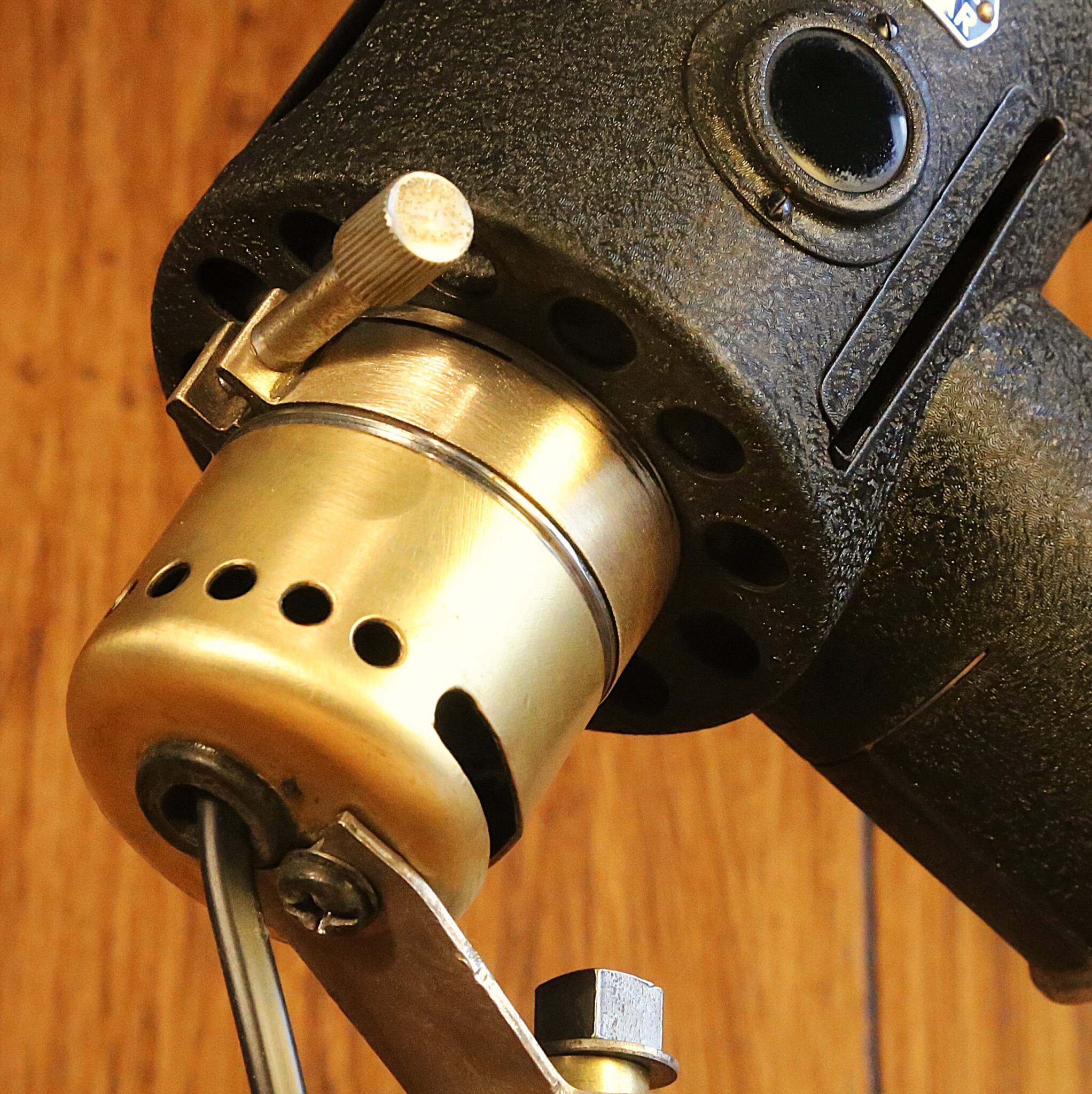 Ancien objet scientifique détourné en lampe unique