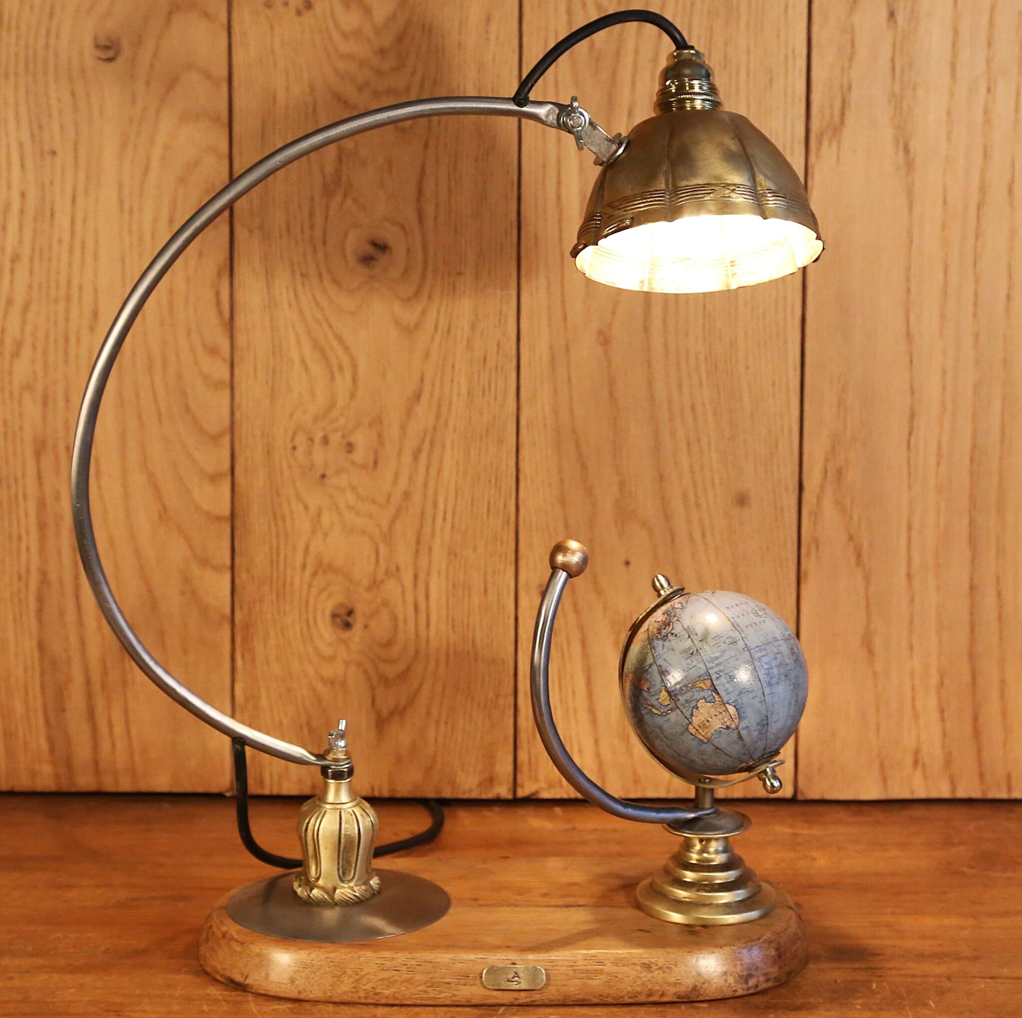 Création unique lampe Art Déco laiton doré et mappemonde